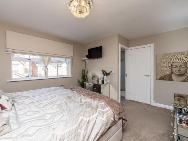 5 bed house for sale