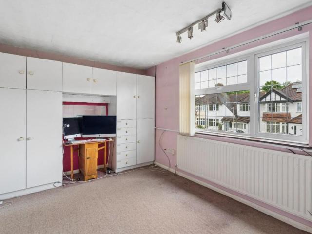 5 bed house for sale