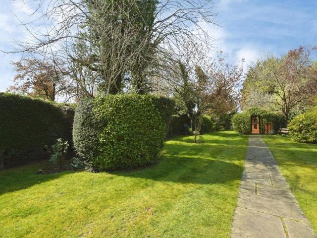 5 bed house for sale