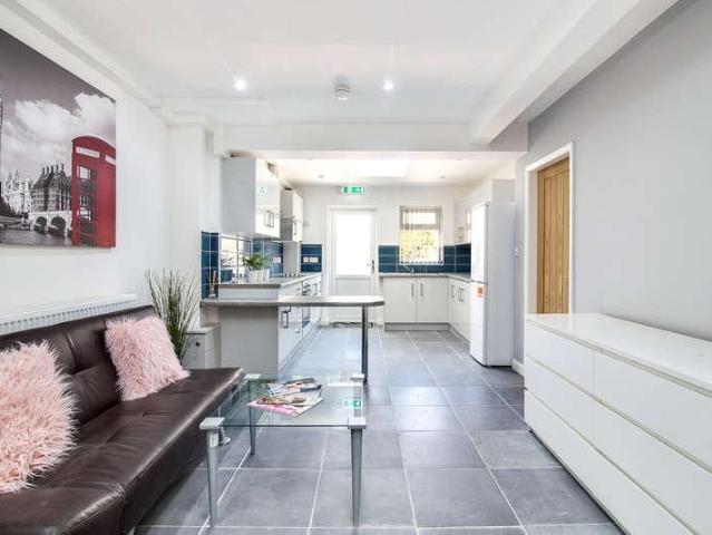 5 bed house for sale