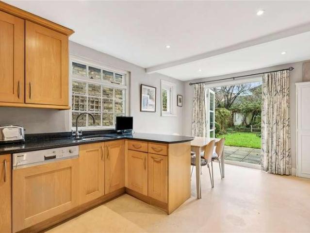 5 bed house for sale
