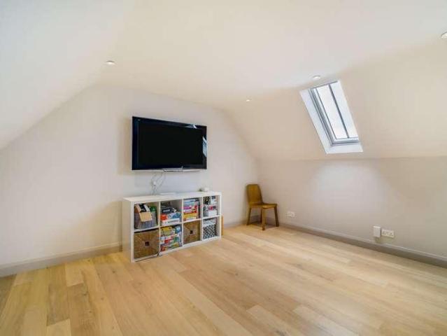 5 bed house for sale