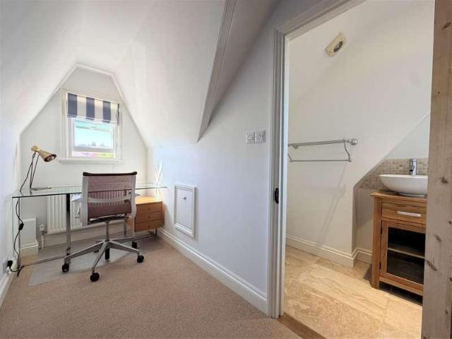 5 bed house for sale