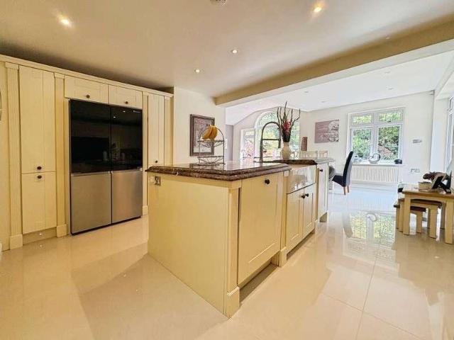 5 bed house for sale