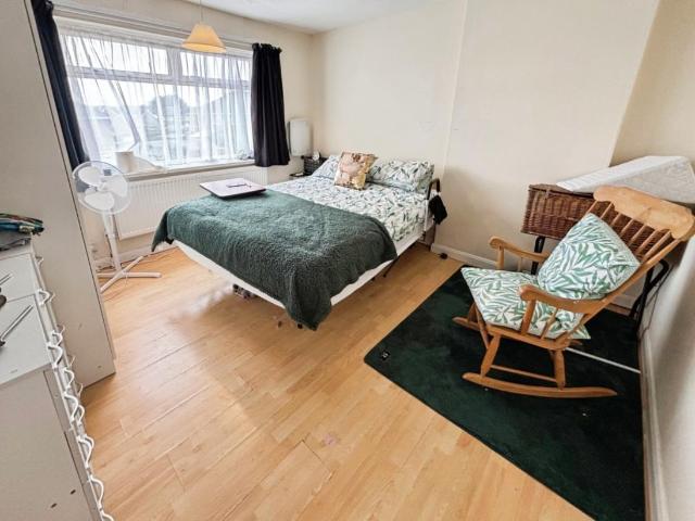 5 bed house for sale
