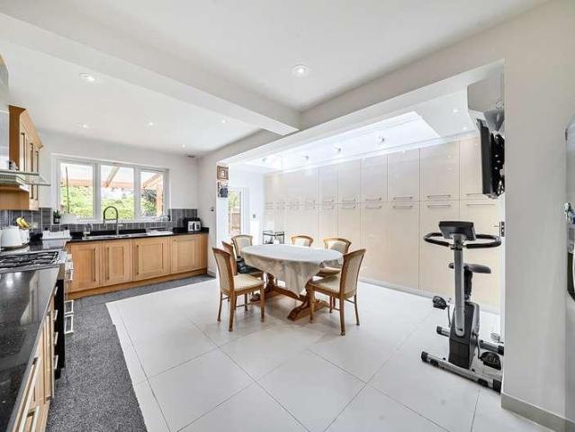 5 bed house for sale