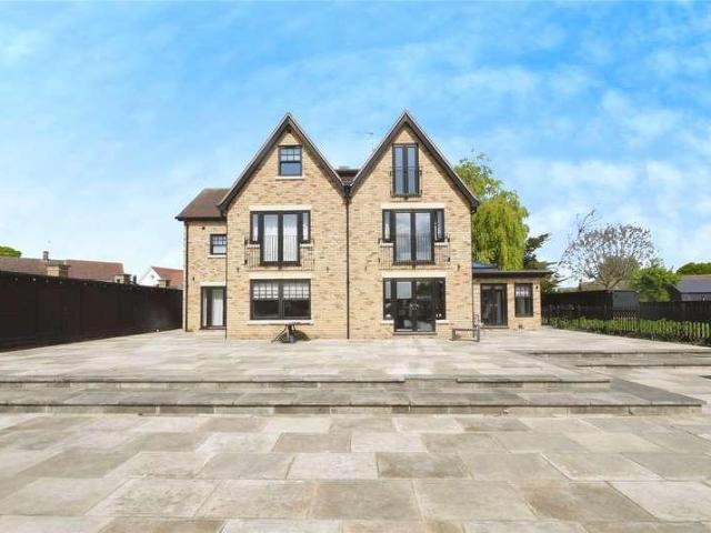 5 bed house for sale