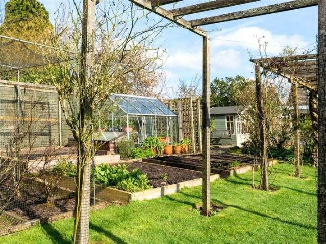 5 bed house for sale