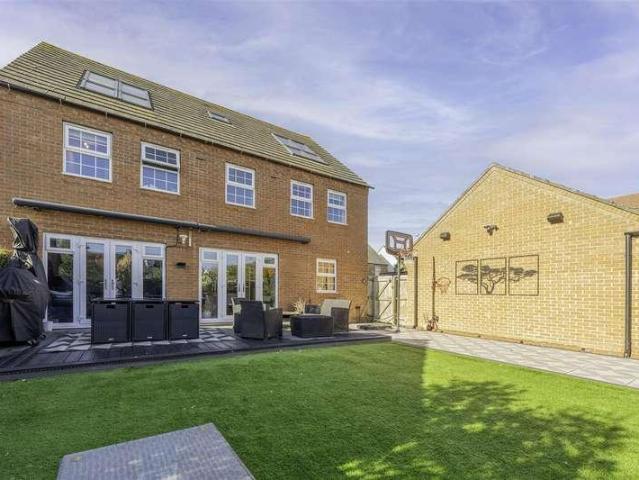 5 bed house for sale