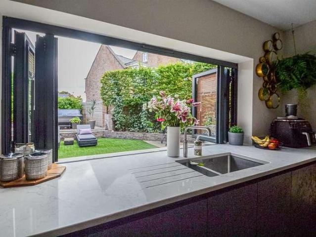 5 bed house for sale