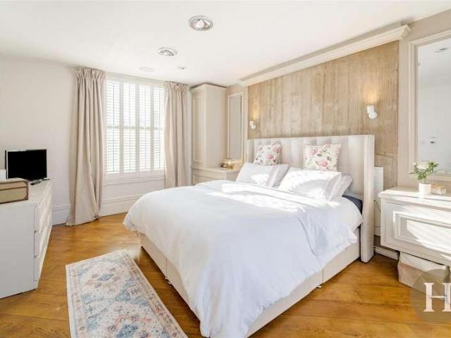 5 bed house for sale