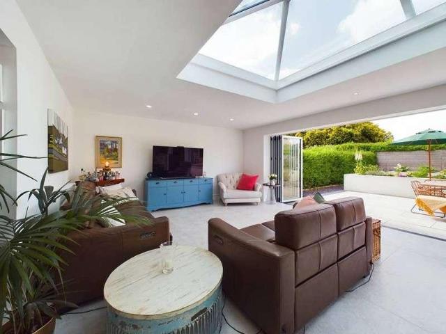 5 bed house for sale