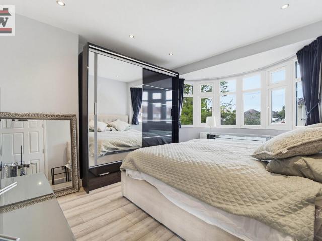 5 bed house for sale