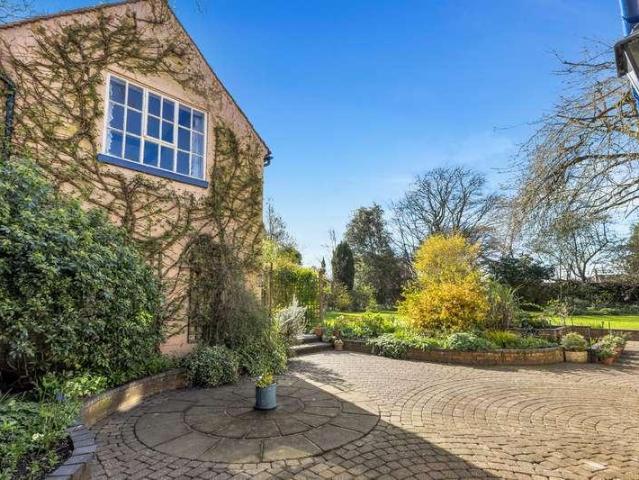 5 bed house for sale