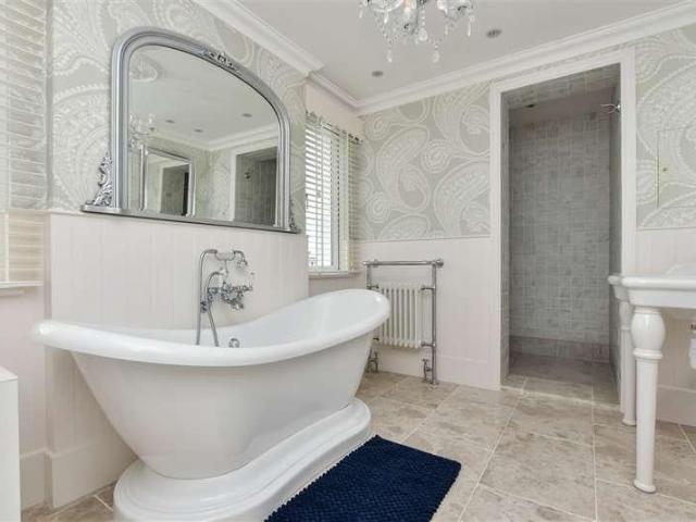 5 bed house for sale