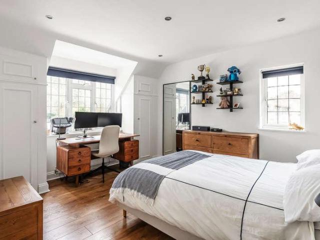 5 bed house for sale