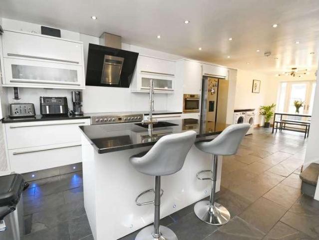 5 bed house for sale