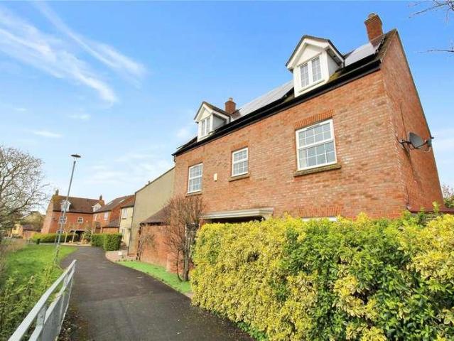 5 bed house for sale