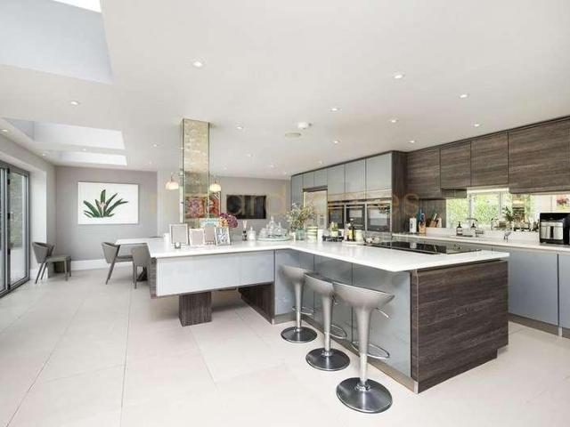5 bed house for sale