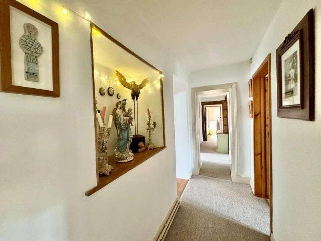 5 bed house for sale