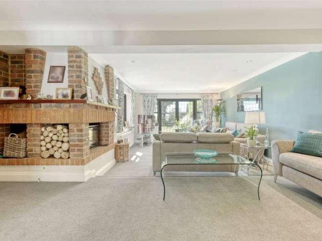 5 bed house for sale