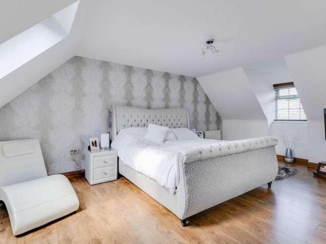 5 bed house for sale