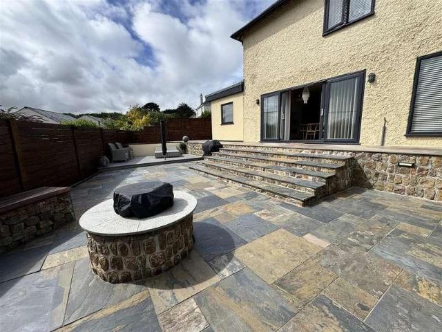 5 bed house for sale