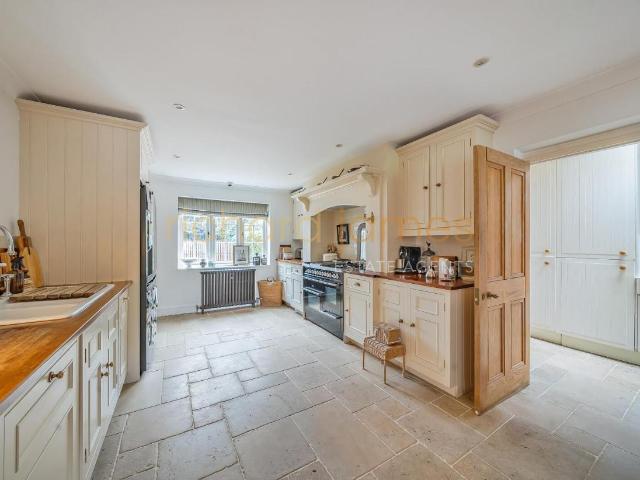 5 bed house for sale