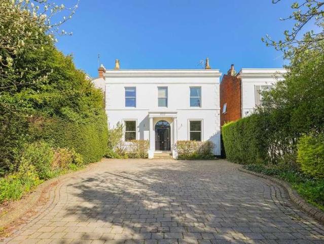 5 bed house for sale