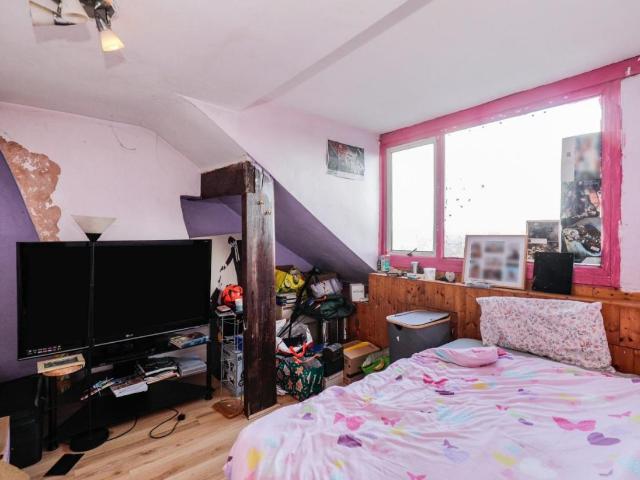 5 bed house for sale