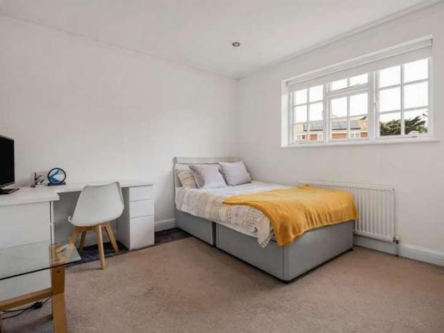 5 bed house for sale