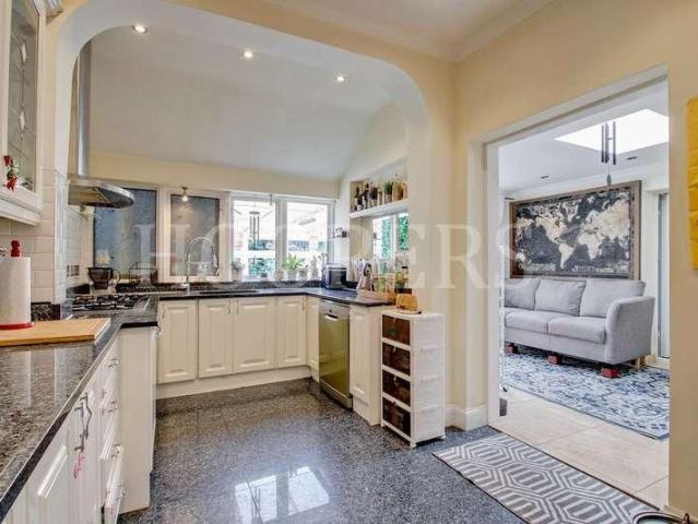 5 bed house for sale