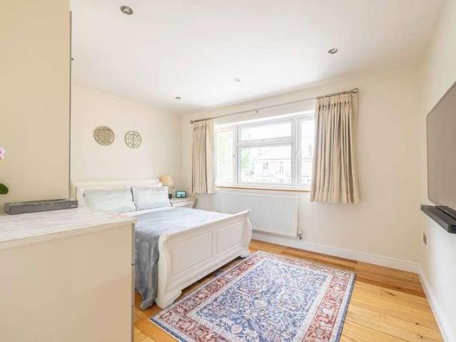 5 bed house for sale