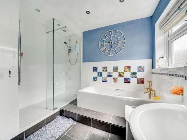 5 bed house for sale