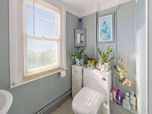 5 bed house for sale