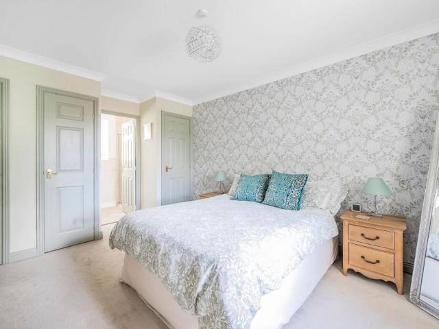 5 bed house for sale