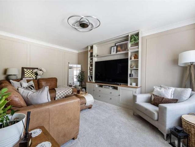 5 bed house for sale