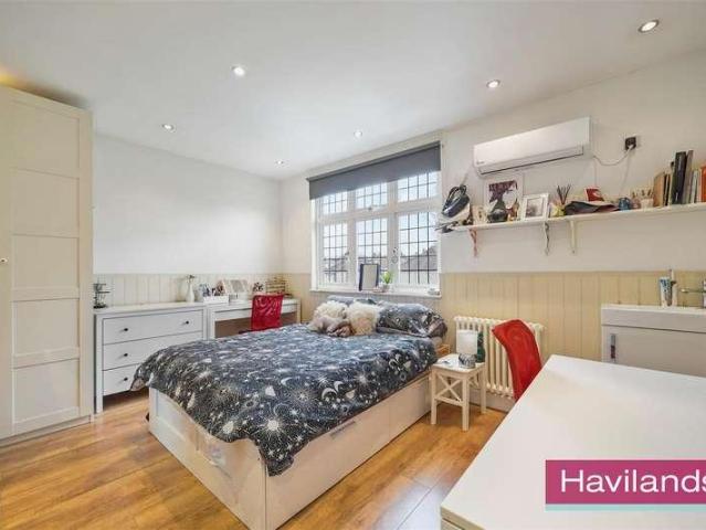 5 bed house for sale