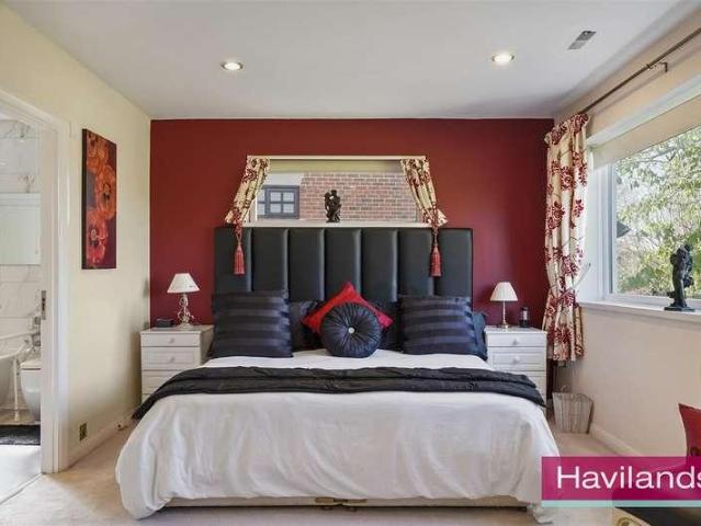 5 bed house for sale