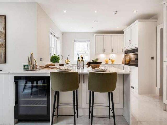 5 bed house for sale