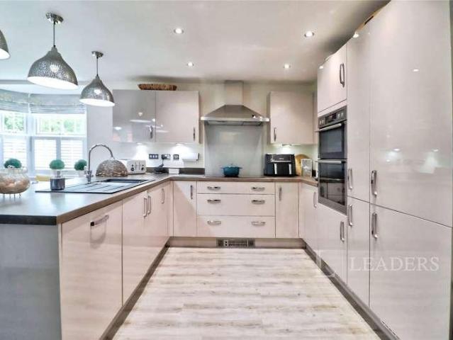 5 bed house for sale