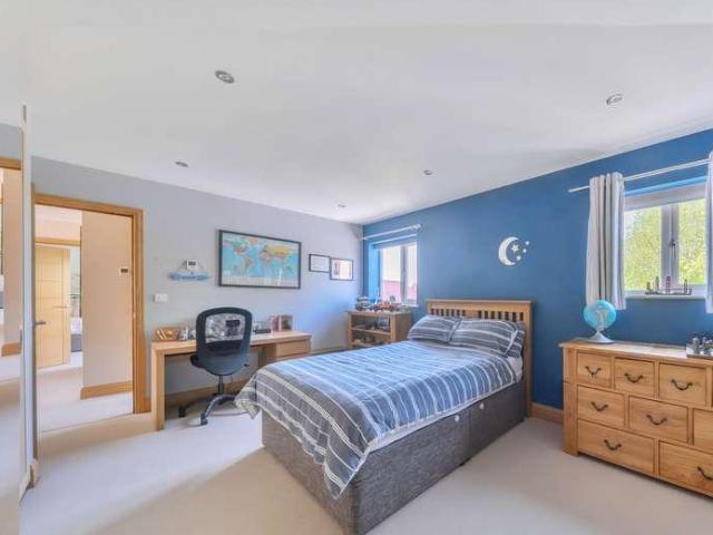 5 bed house for sale
