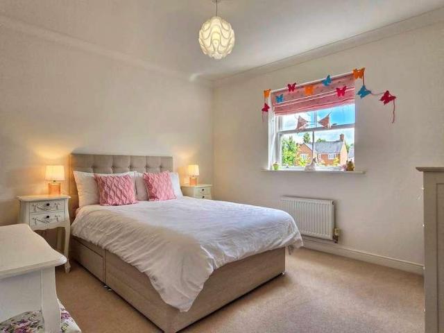 5 bed house for sale