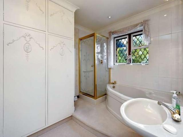 5 bed house for sale