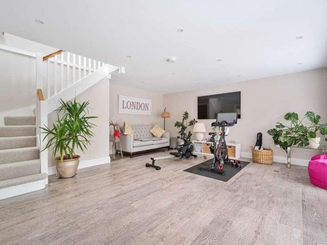 5 bed house for sale
