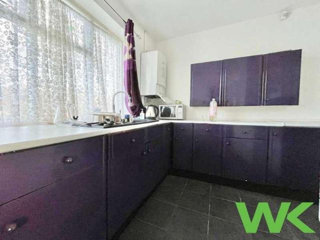5 bed house for sale