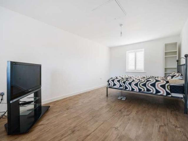 5 bed house for sale
