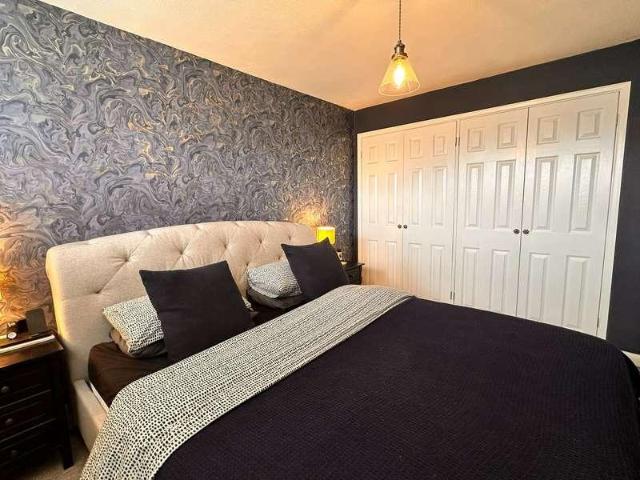5 bed house for sale