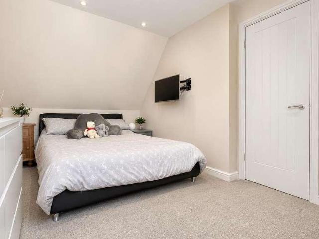 5 bed house for sale