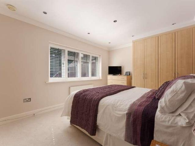 5 bed house for sale